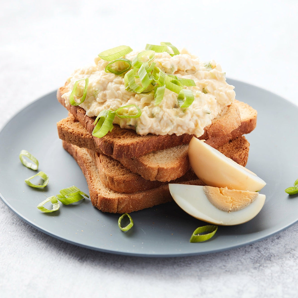 Toast with cold smoked eggs – Barbecook